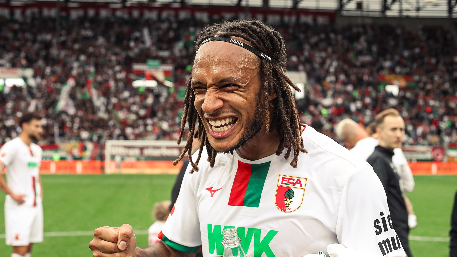 Mbabu: "Haben uns den Sieg als Team verdient" | FC Augsburg