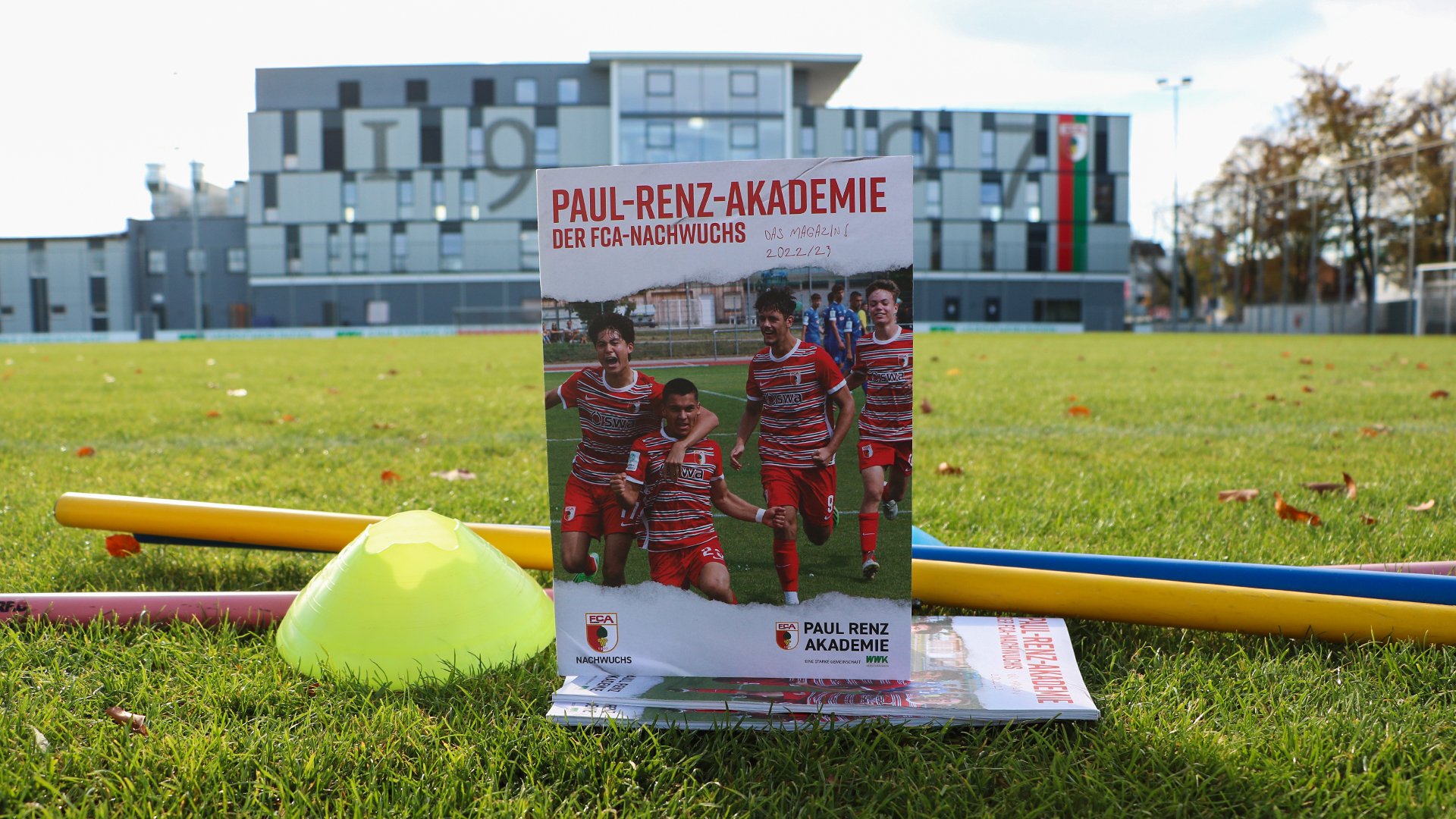 FCA veröffentlicht erstes Magazin über die Paul-Renz-Akademie | FC Augsburg
