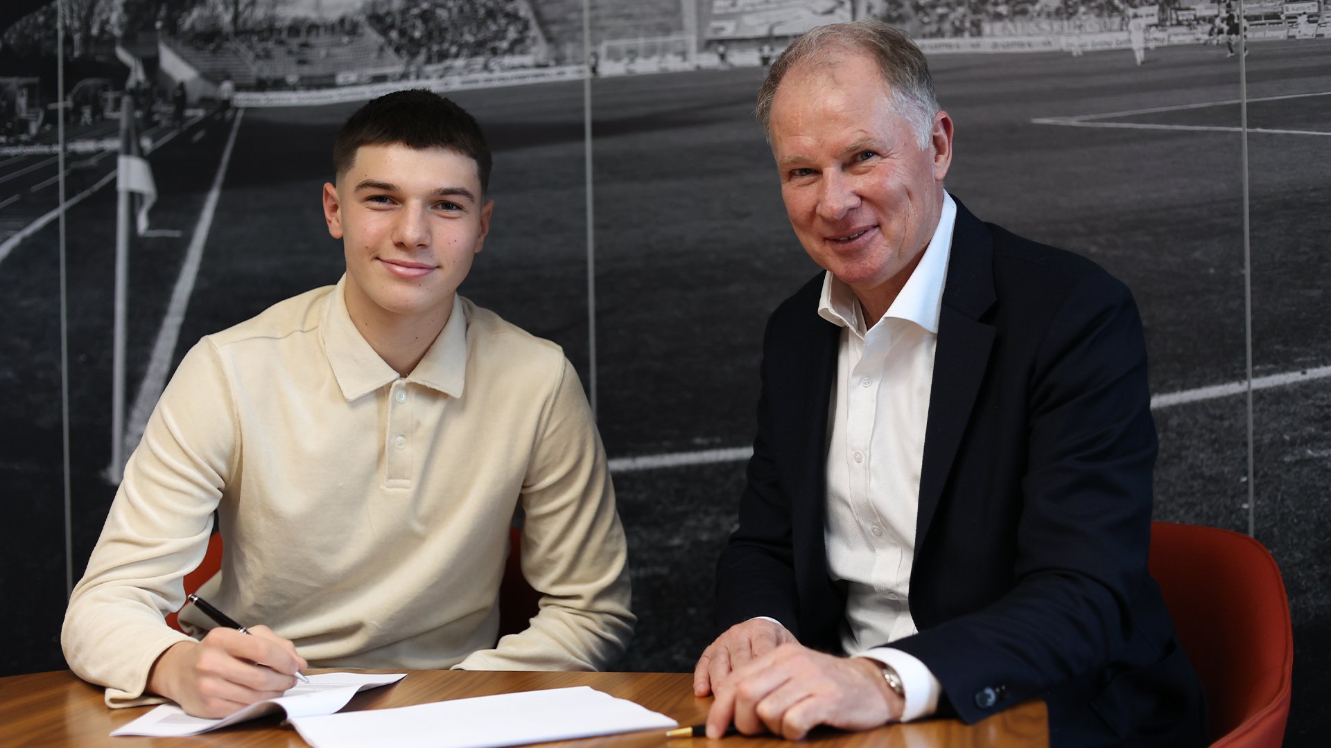 Mert Kömür signs professional contract | FC Augsburg