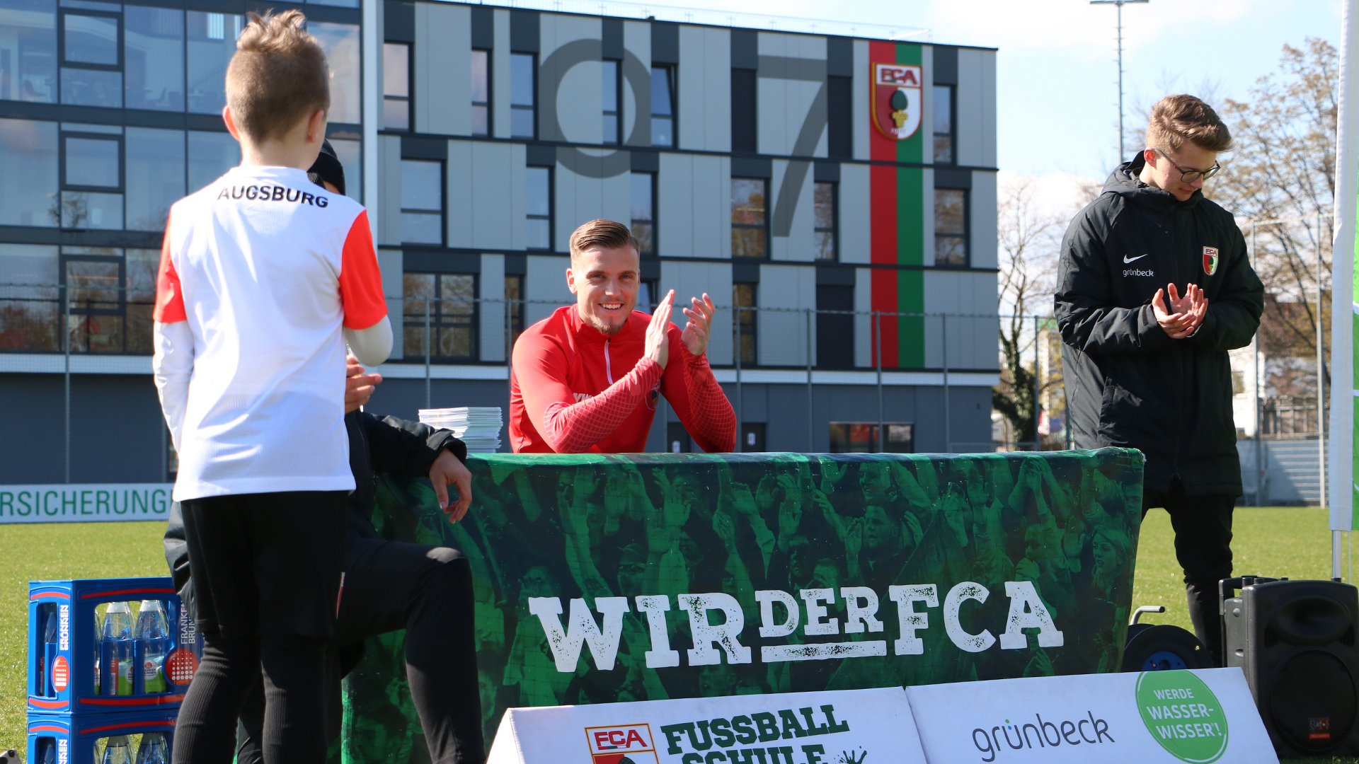 Ermedin Demirović besucht das Profi-Camp der FCA-Fußballschule | FC Augsburg