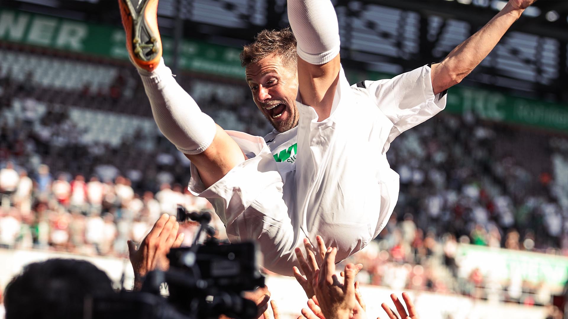 "Ciao Capitano": Daniel Baier feiert emotionalen Abschied | FC Augsburg