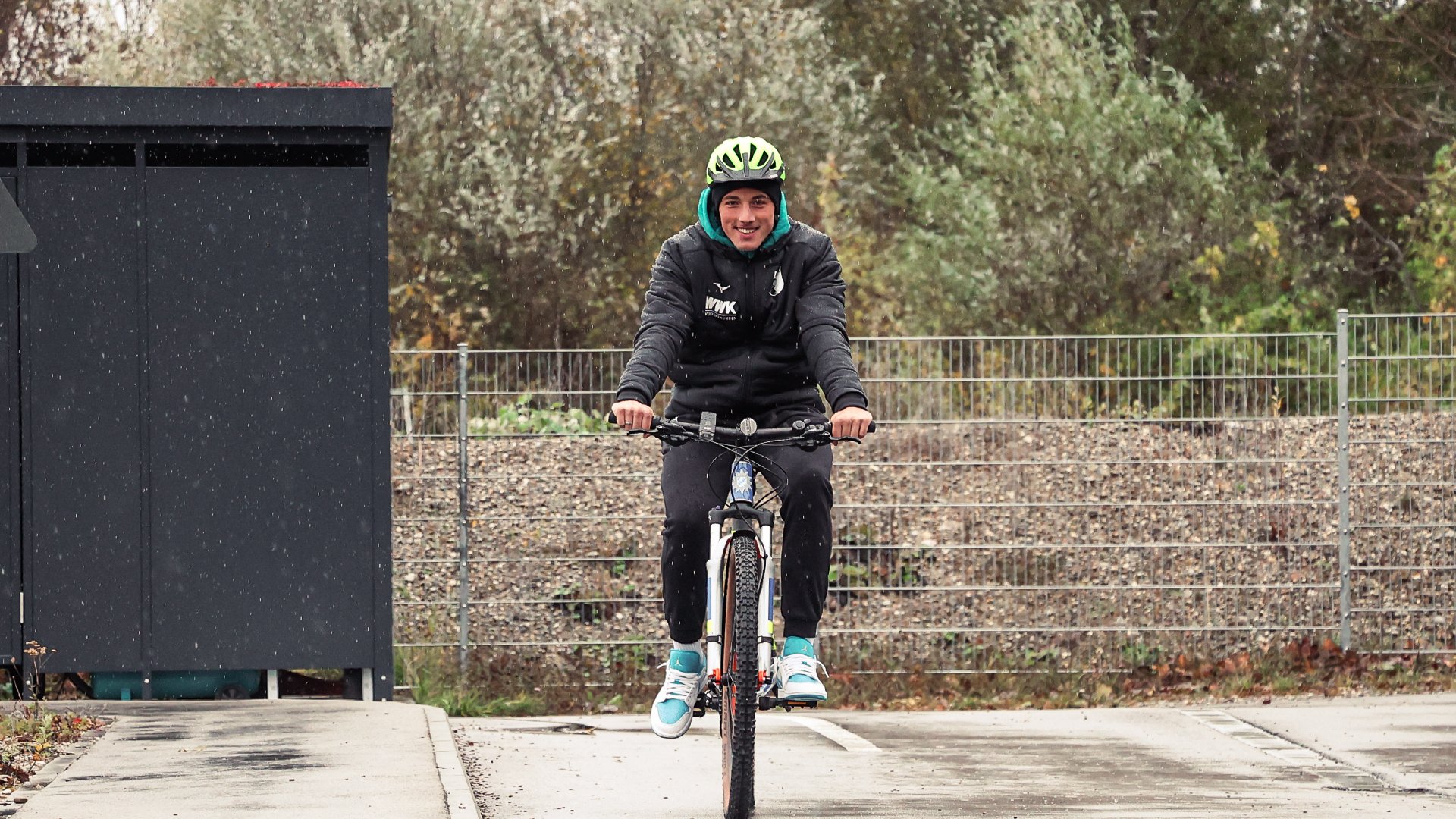 Prüfung für den Fahrradführerschein: Marcel Lubik auf dem Rad | FC Augsburg