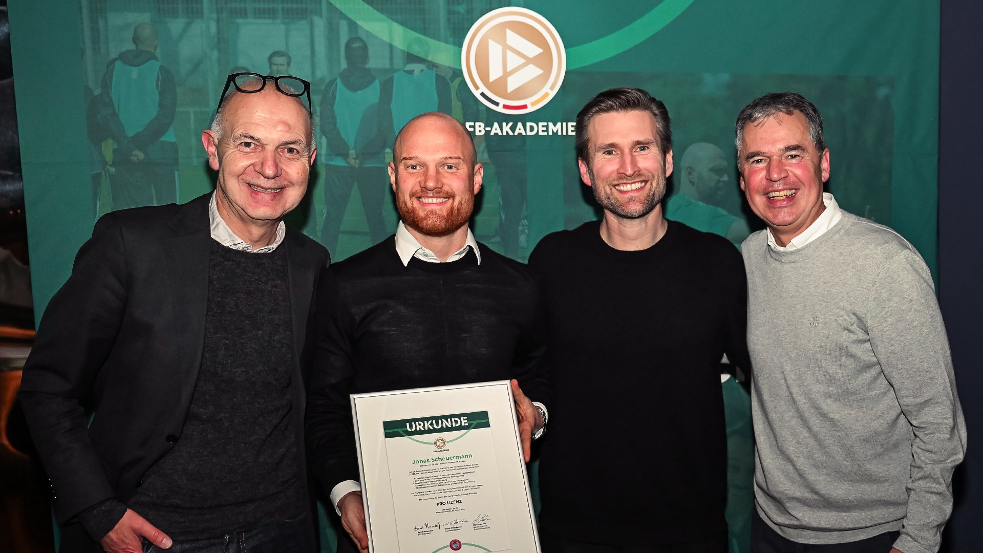 Jonas Scheuermann erhält Pro Lizenz vom DFB | FC Augsburg