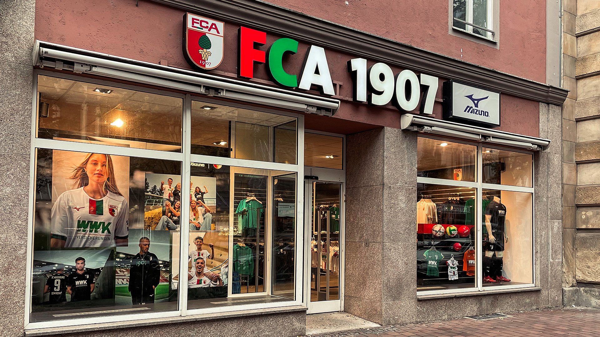 Satte Rabatte: Outlet im Fanshop in der Bahnhofstraße | FC Augsburg