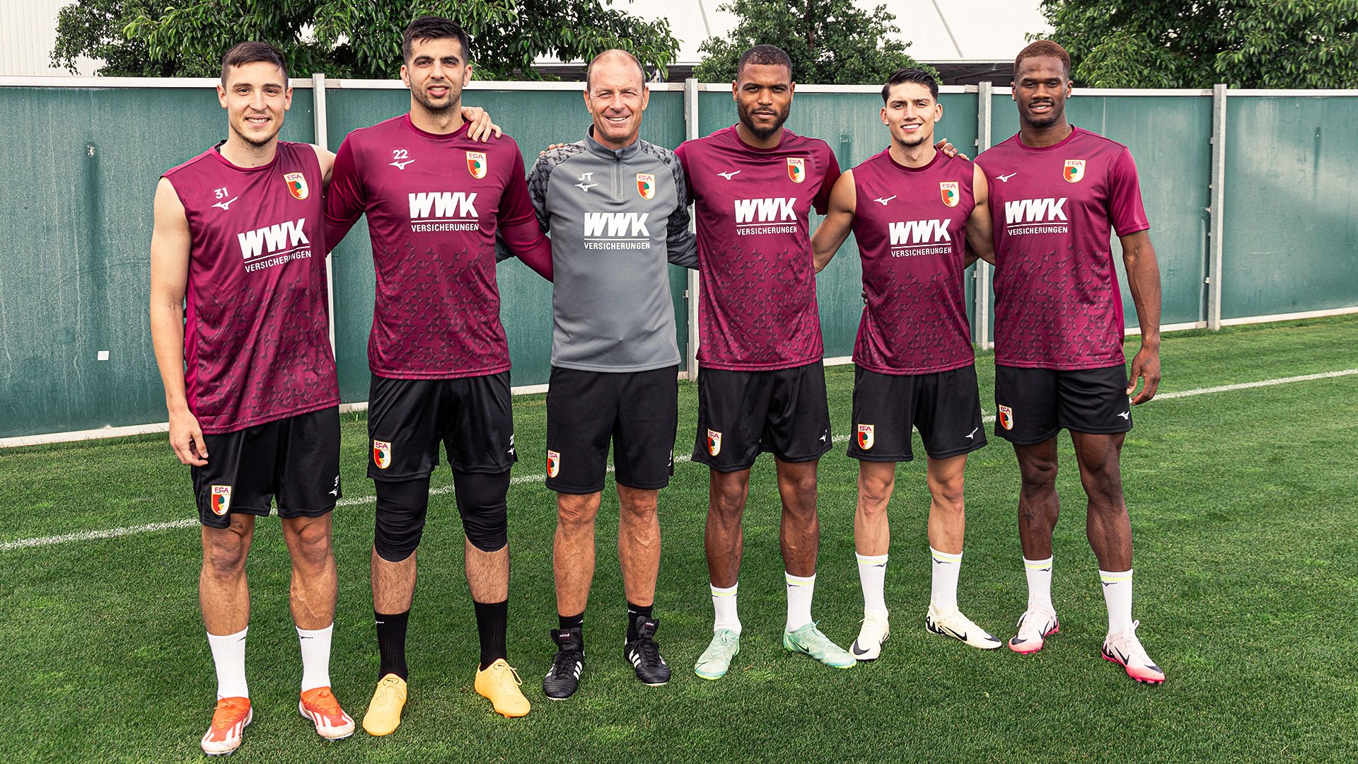 FCA-Profis nehmen Training auf dem Platz auf | FC Augsburg