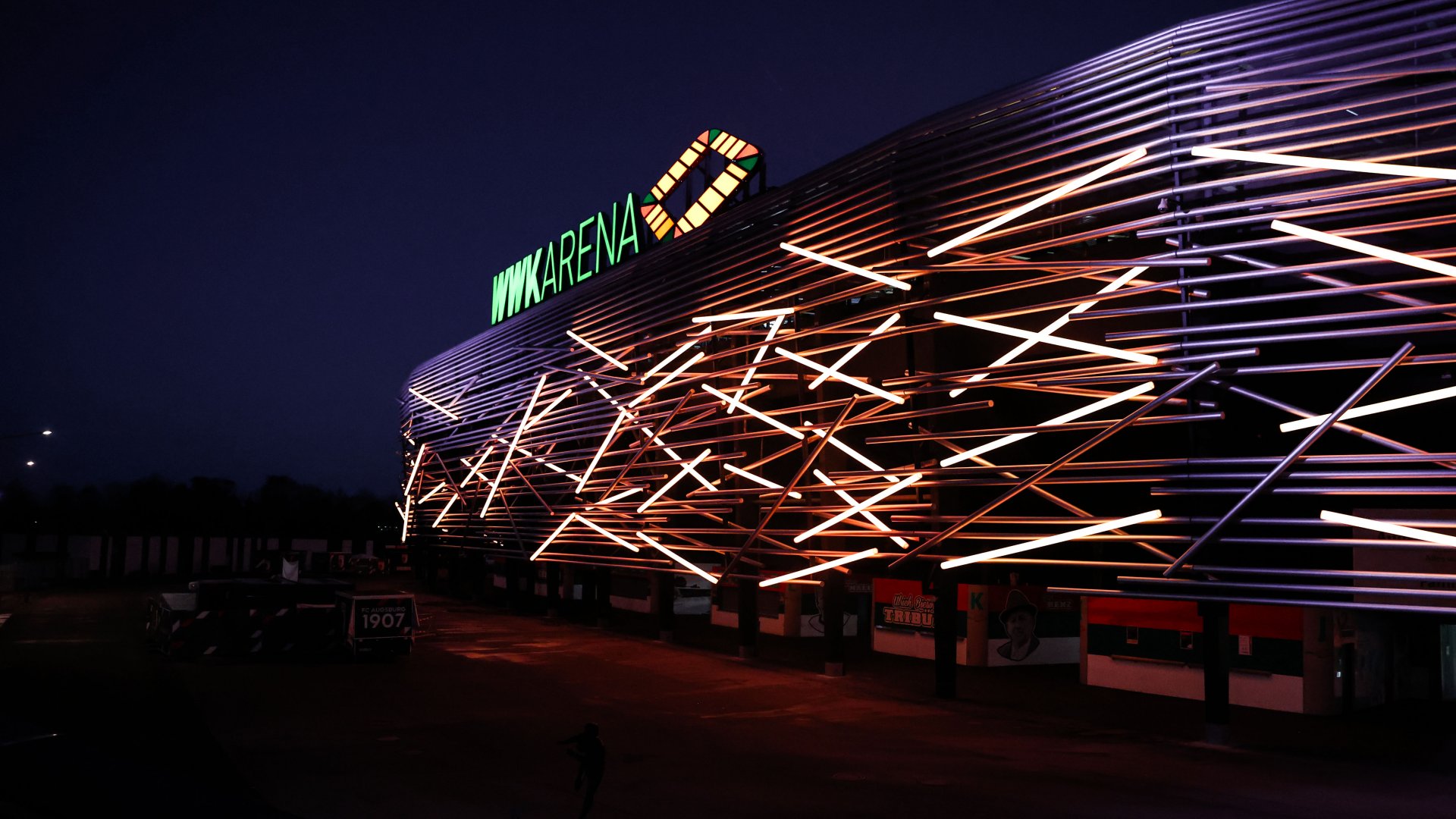 "NEIN zu Gewalt an Frauen" – WWK ARENA in Orange | FC Augsburg