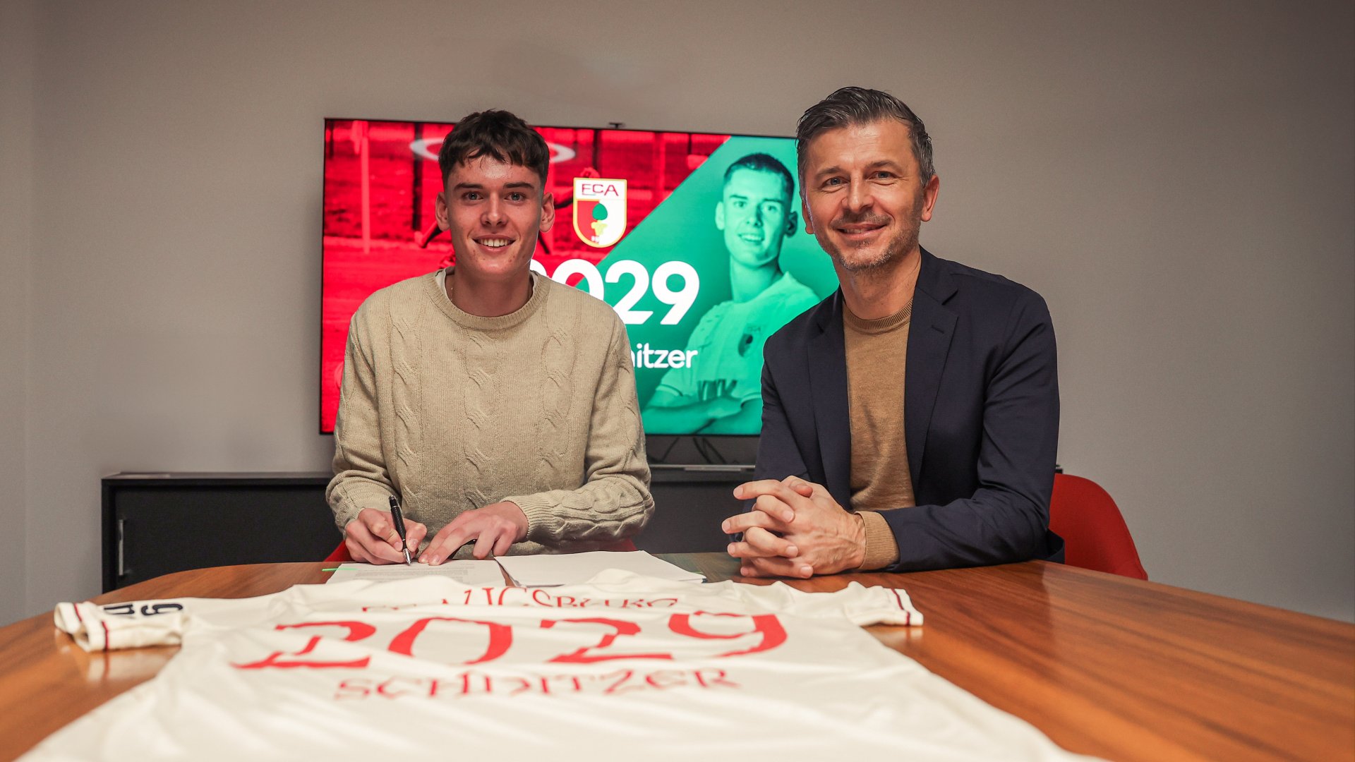 FCA hand Tim Schnitzer long-term contract | FC Augsburg