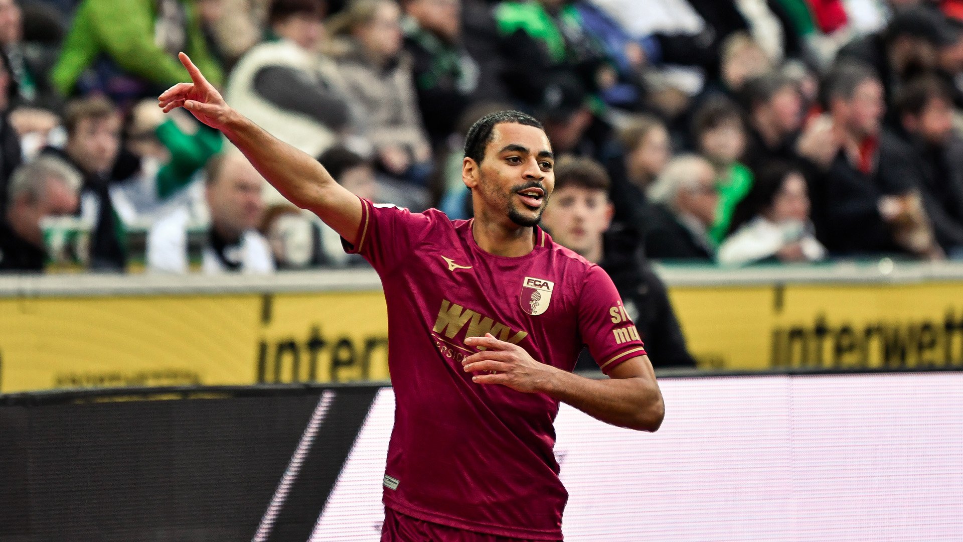 Claude-Maurice hat-trick fires FCA to victory in Gladbach | FC Augsburg